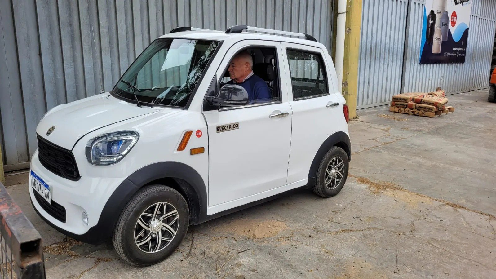 El pequeño auto “Tito” ya recorre las calles de Colonia Caroya